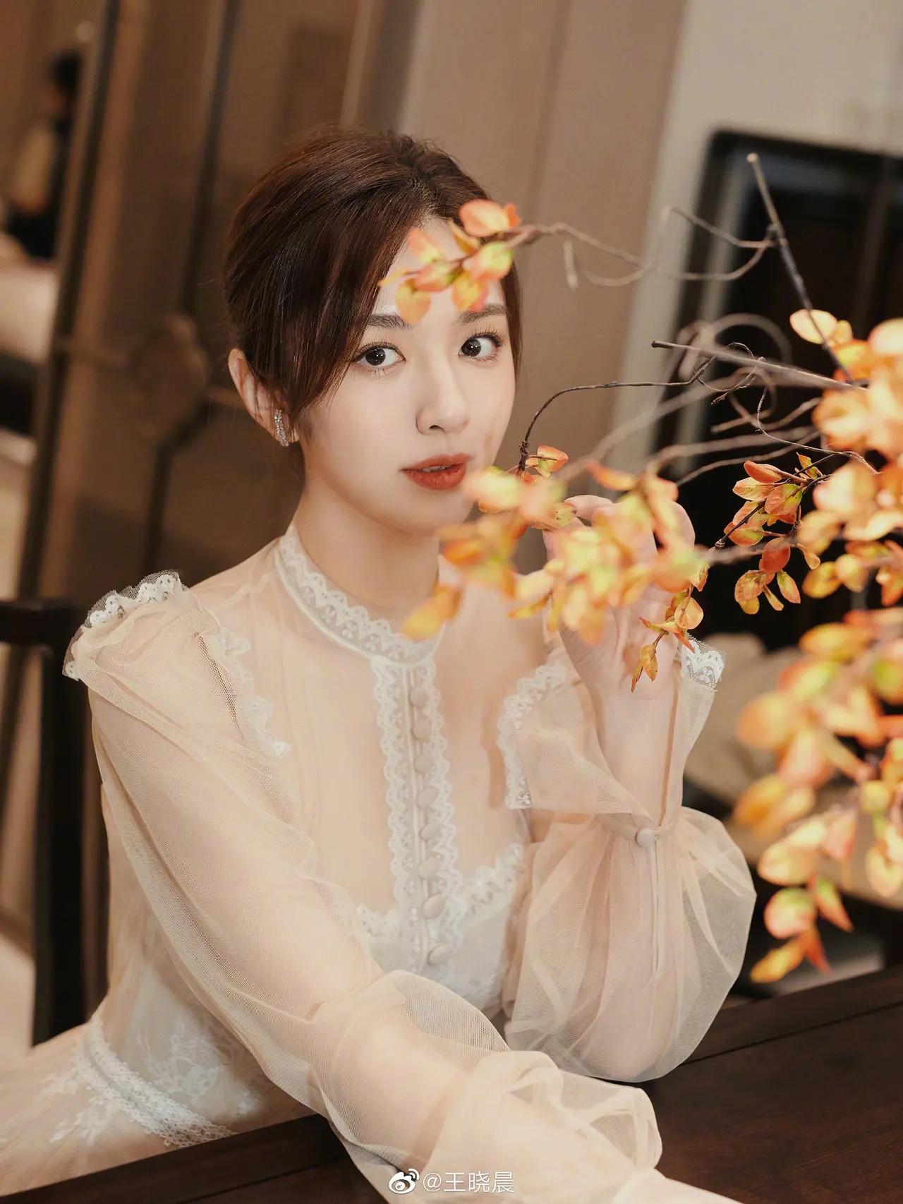 Victoria Song celebrated Wang Xiaochen's birthday, and the two boldly ...