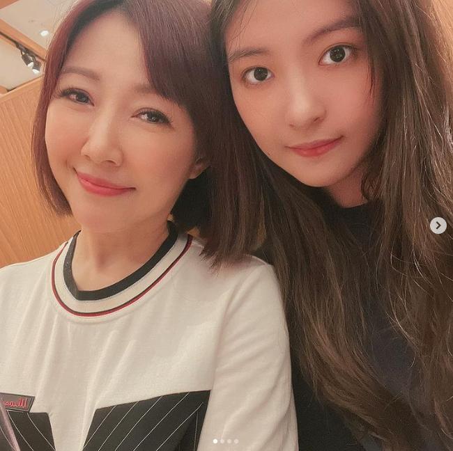 49-year-old Yu Haoran has her figure, but she turns her daughter into a sister after freezing ...