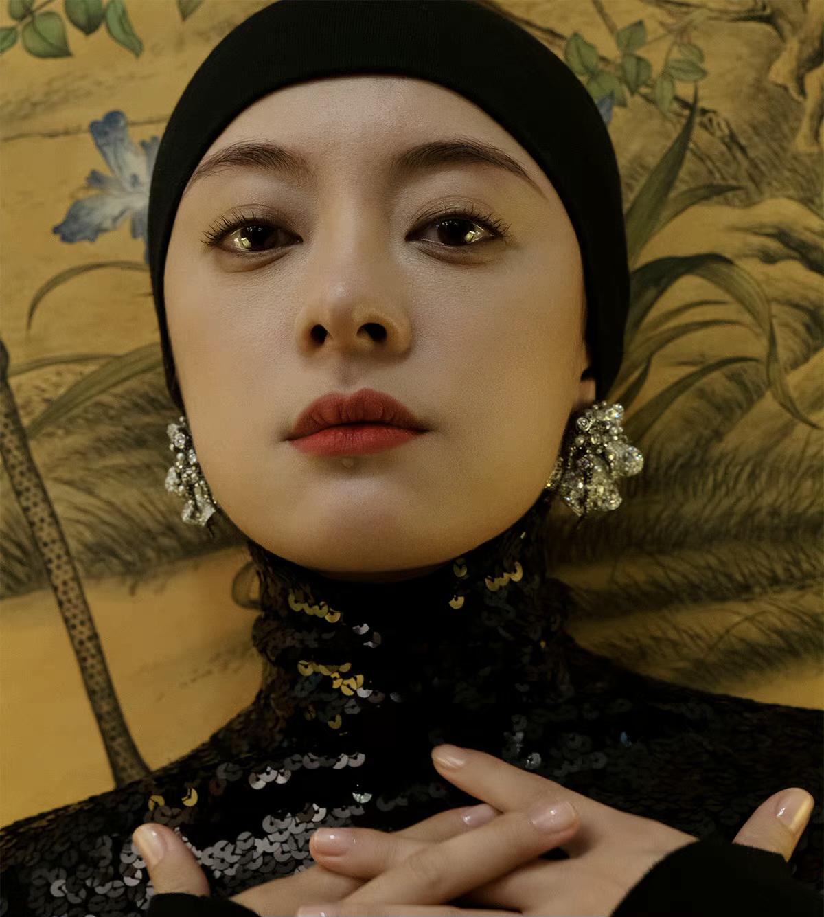 Sun Li wears an international style, and the new look works with a ...