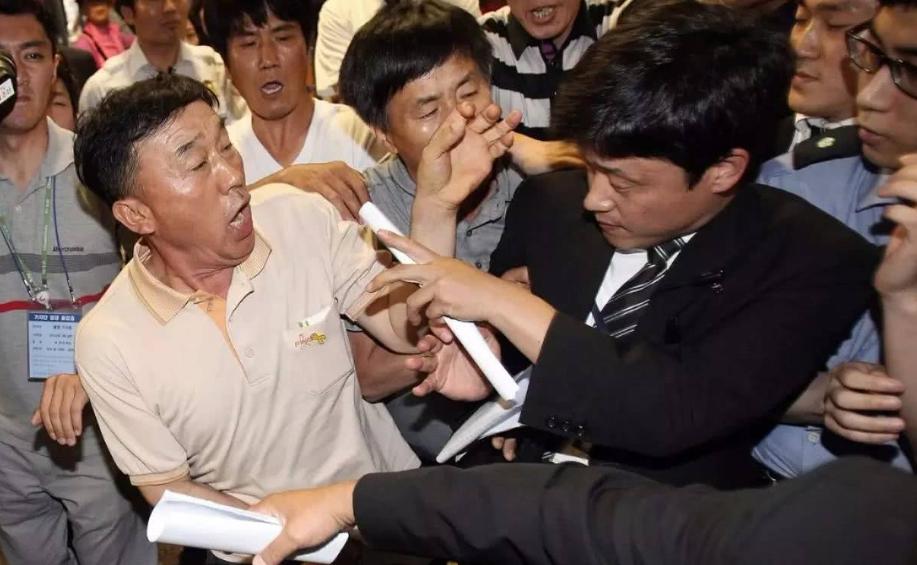 South Korea's most luxurious shopping mall collapsed, burying 1,500 ...