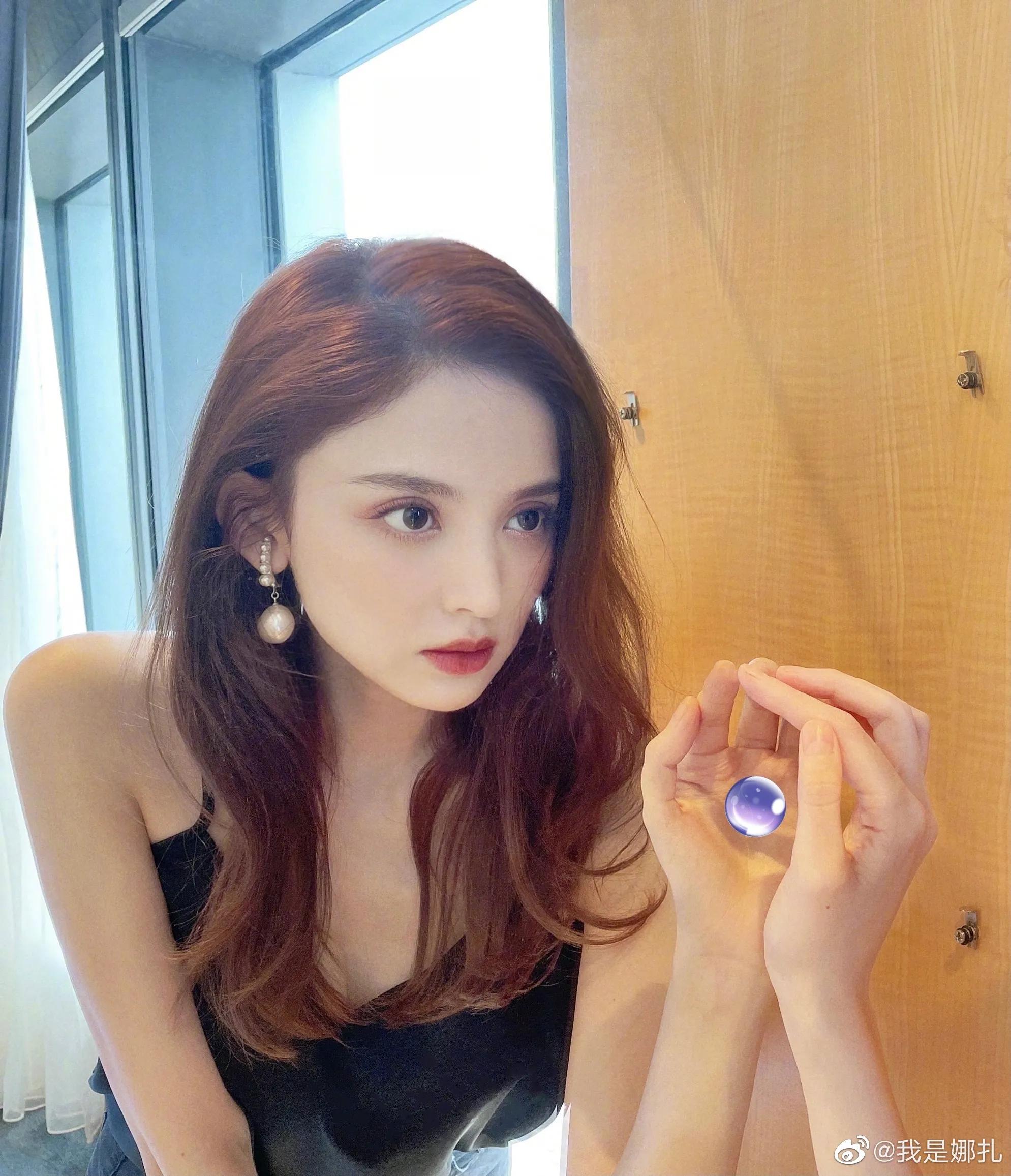 Guli Nazha used a bath towel as a reflector to take pictures. Guli ...