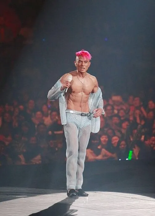 A 53-year-old Aaron Kwok, who has been exercising for 30 years, and his body is always 20 years ...