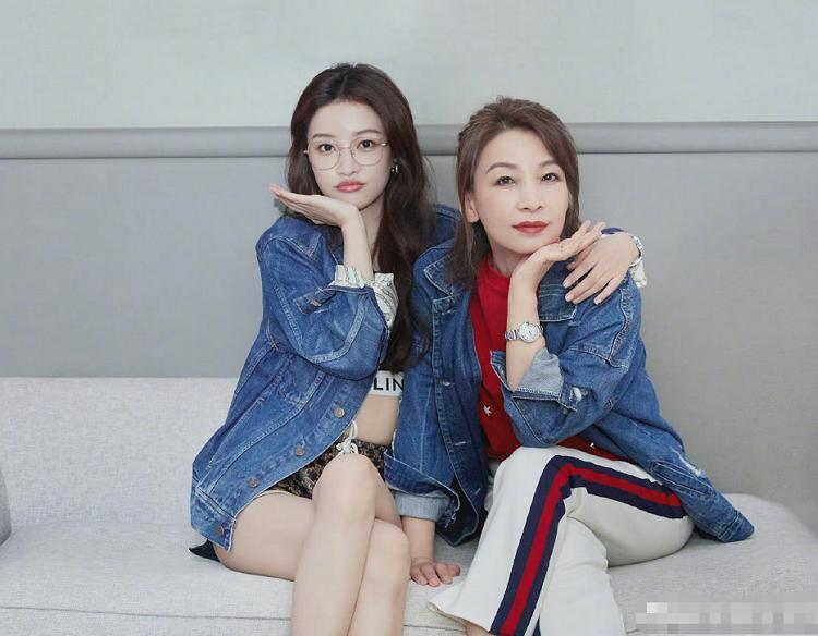 Before and after the show of Sun Yi's mother, she is 50 years old and ...