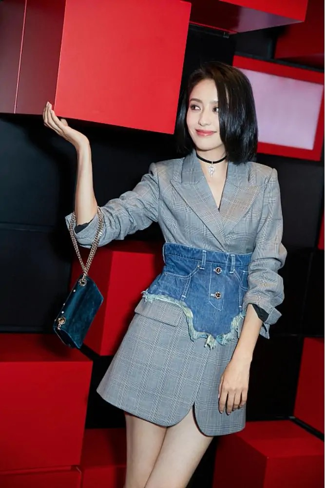 Tong Liya wants to lead the new trend again, cut off the denim shorts ...