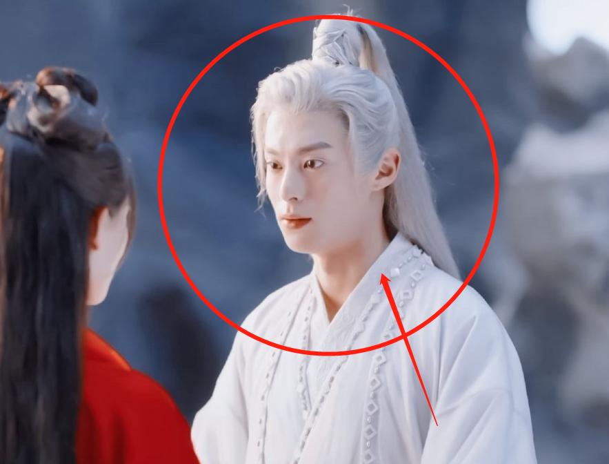 I thought that the actor with white hair was like Gong Jun, but when he ...