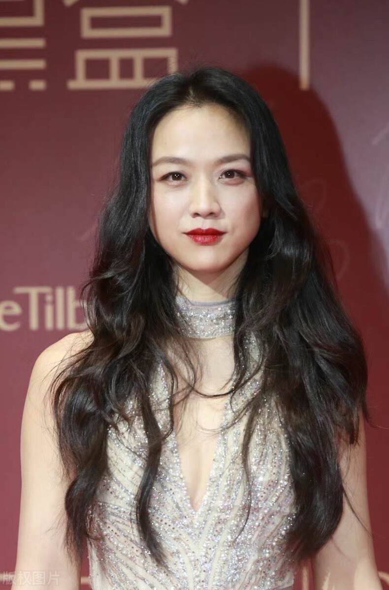 Tang Wei wore a silver sequined dress to attend the event, with fair ...