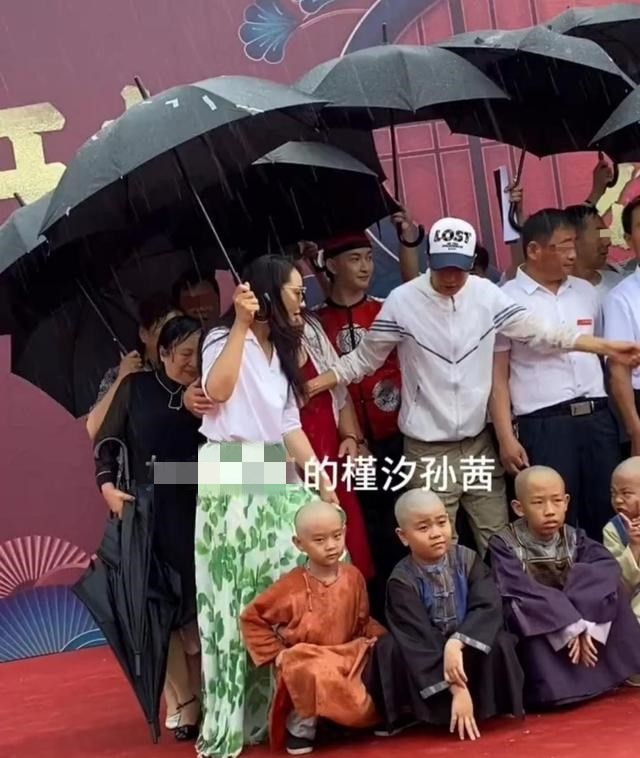 Aunt Jinxi and Sun Qian playing big cards?The group photo was late and ...