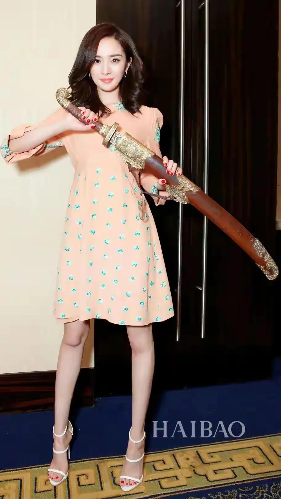 Yang Mi.Just look at the leg series - iNEWS