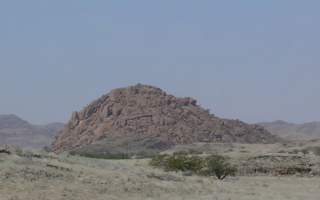 Strange hills appeared in Africa, revealing a secret that has been ...