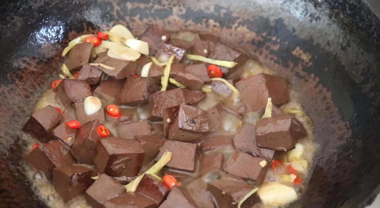 Fried pig blood, many people make mistakes when they come up, teach you ...