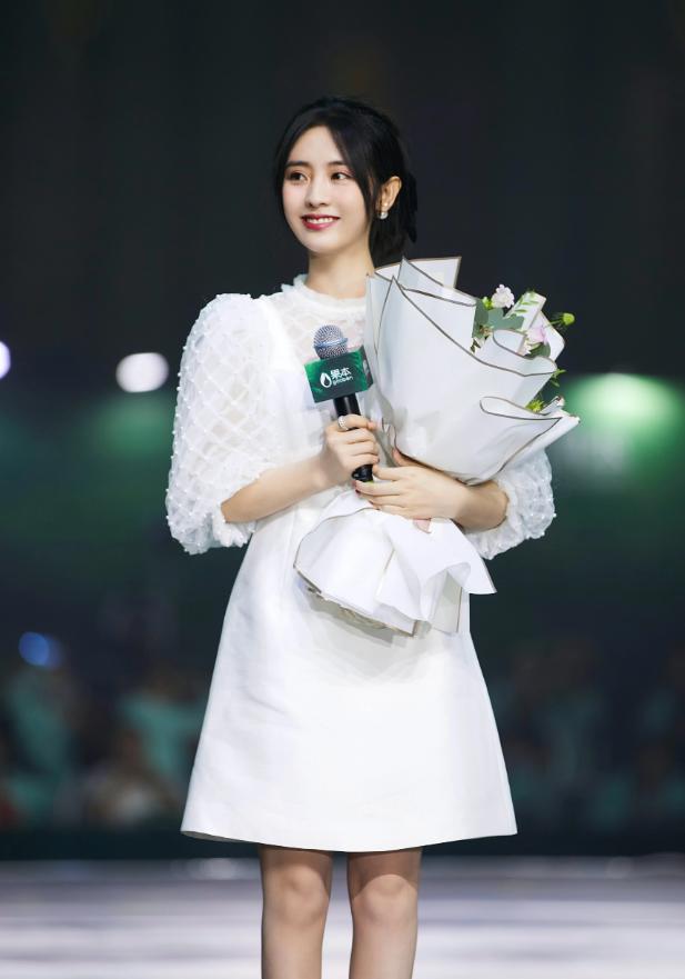 Xing Fei's active style is released, wearing a white lace dress looks ...