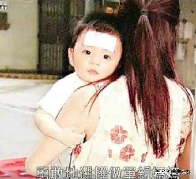 50-year-old Hong Xin walks the show with her daughter, but she is not ...