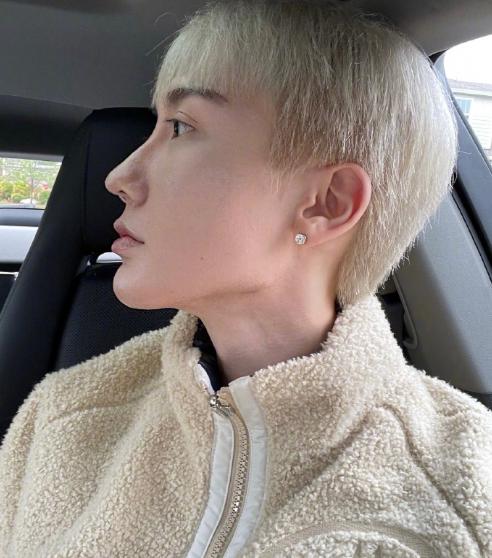 Liu Zichen took a selfie in the mirror without retouching the picture to reveal his true ...