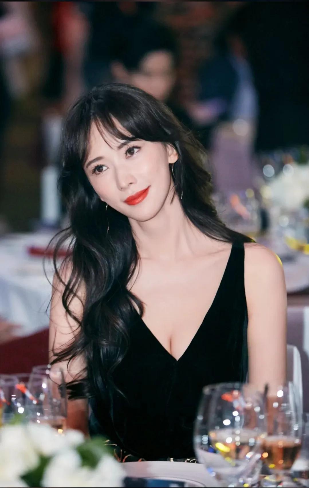 Wearing the same "stewardess uniform", put Tang Yan, Yang Mi and others ...