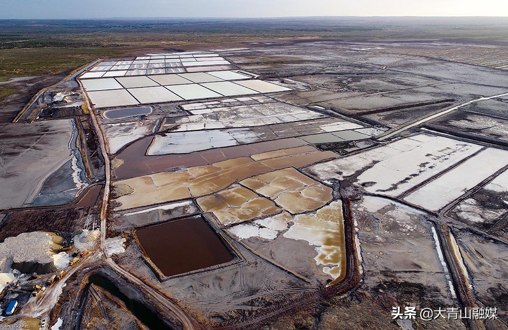 Ordos, Inner Mongolia: The ancient salt lake plays a beautiful plateau ...