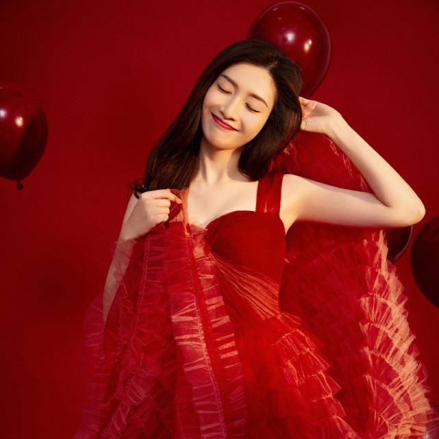 Charming red rose! Jiang Shuying's red dress on the Spring Festival ...
