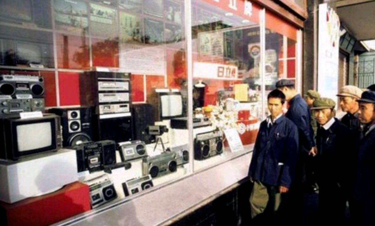 Old photos of Shanghai in the 1980s, Shanghai Railway Station and ...