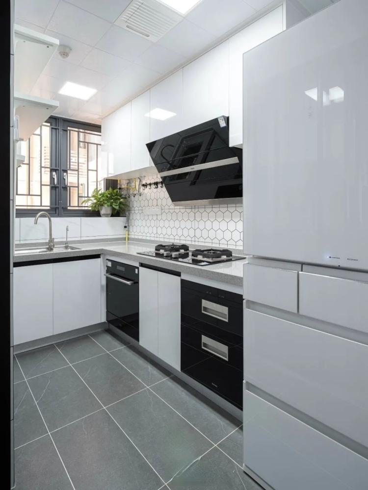 A small couple of 78 square meters installed 3 rooms and 2 halls, the ...