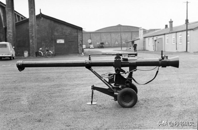 British 120mm recoilless gun, an anti-tank weapon to replace the 17 ...