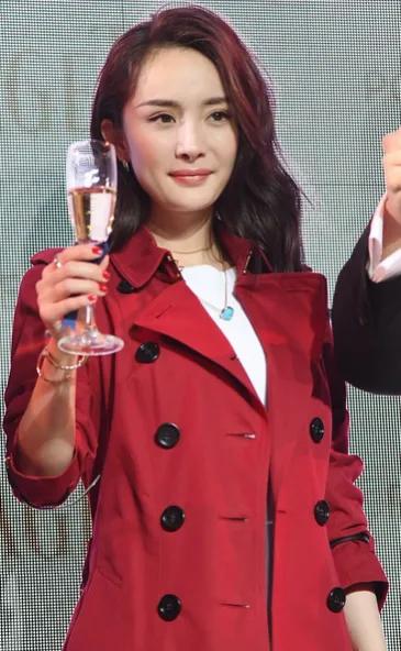 The female celebrity who drinks alcohol is more elegant, who is more ...