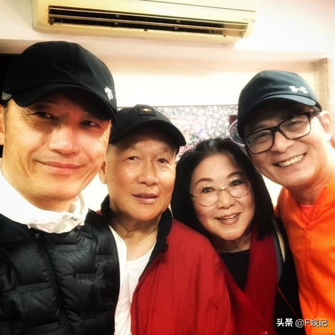 Li Siqi finished taking a photo with his third brother Chow Yun-fat - iNEWS