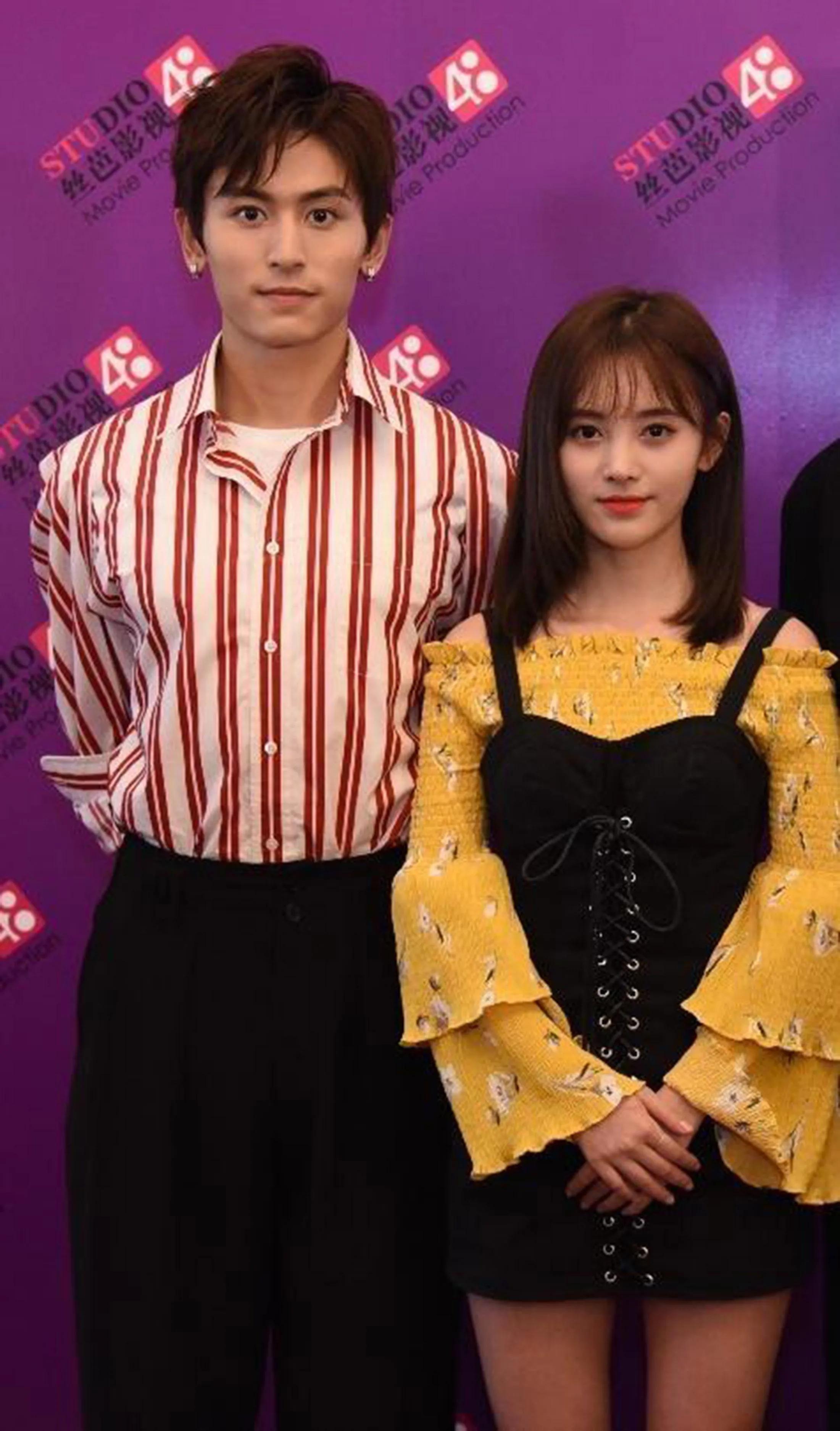 A close photo of Ju Jingyi and her friend Huo Zun and Zhang Zhehan - iNEWS