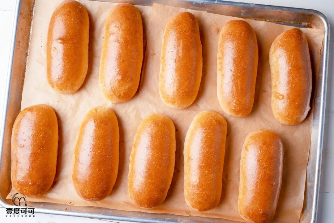 This homemade English hot dog bun is breathable and strong, with a ...