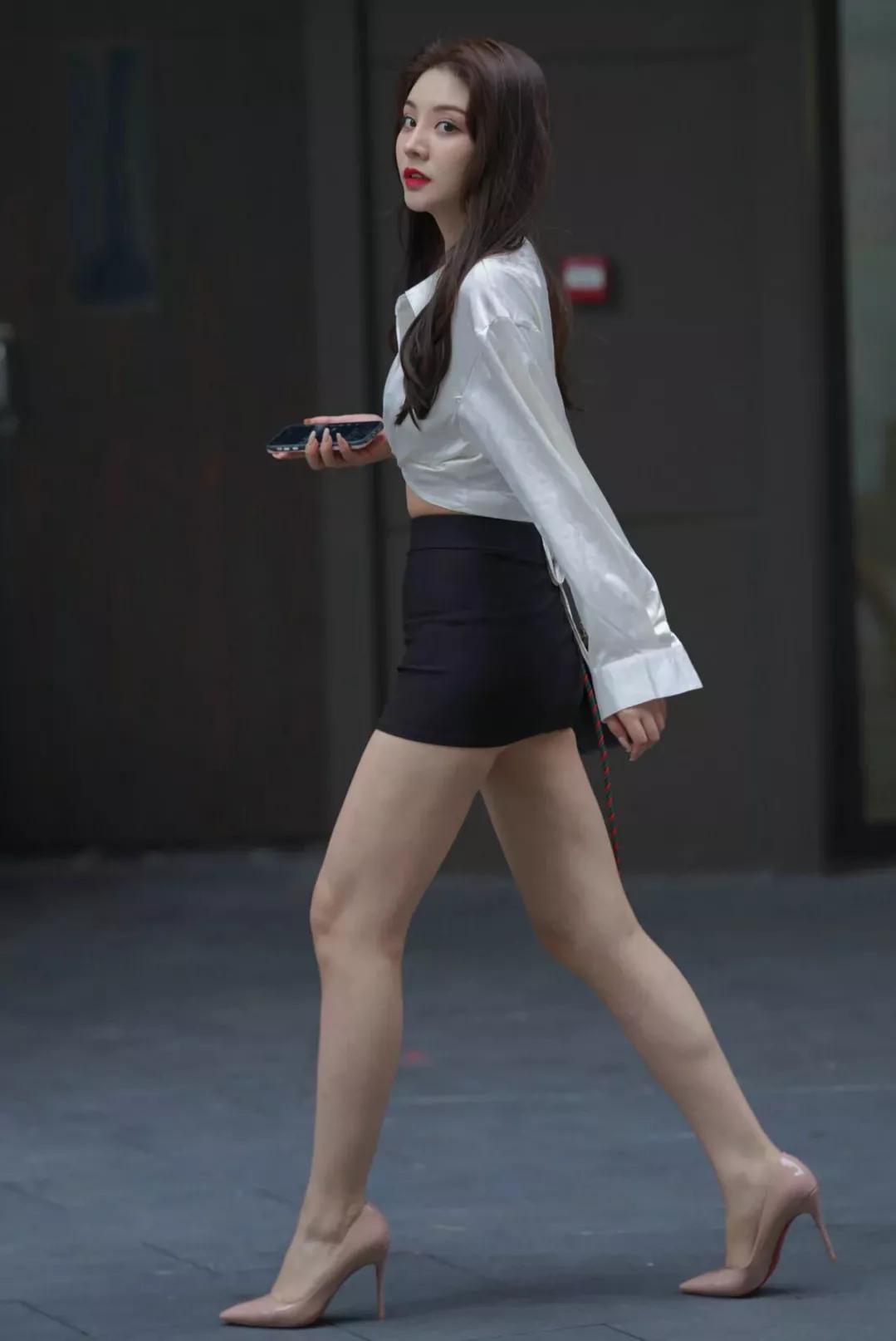 Business atmosphere, stylish and dignified outfits for women in the ...