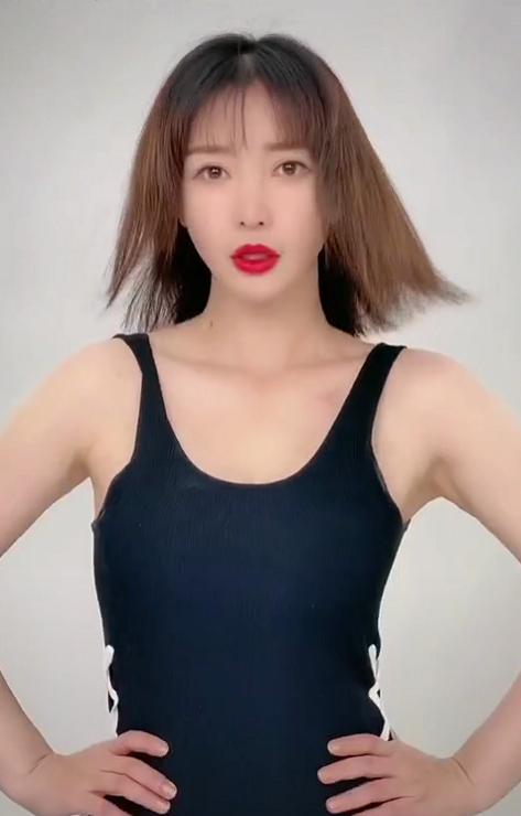 40-year-old Liu Yan took a high-profile photo shoot. She wore a split ...