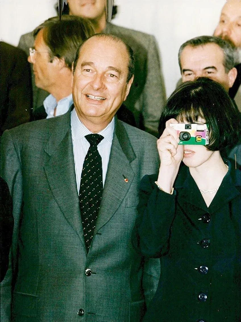 There will only be a French woman in 100 years, acting crazy and crazy ...