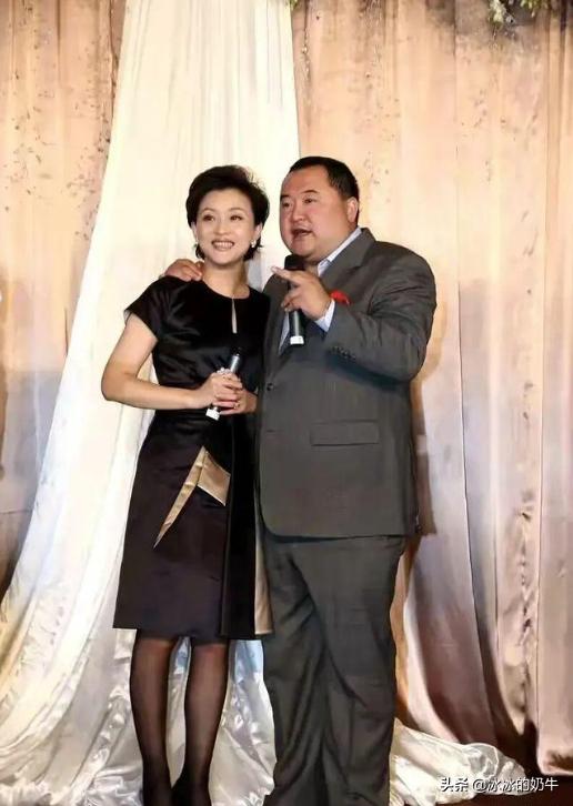 It turns out that this is Yang Lan's husband!By her husband's side ...