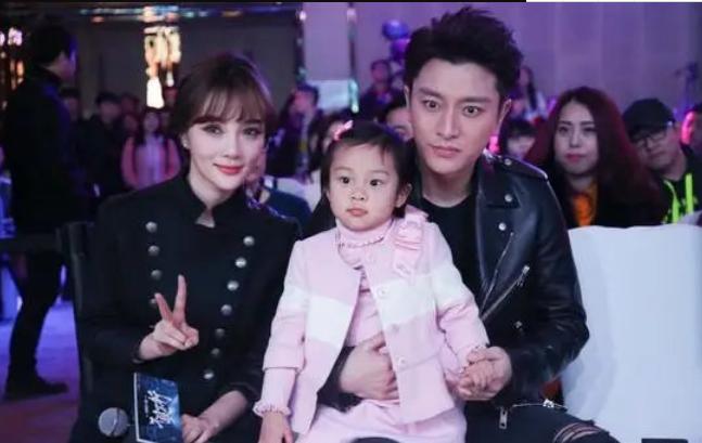 Li Xiaolu took her daughter to Universal Studios and met the fans for a ...