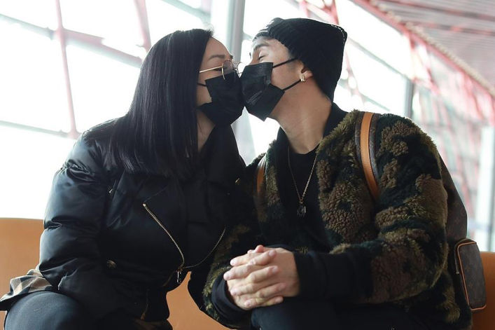 50-year-old Zhong Liti and her husband had a kiss at the airport, wearing tights and thick ...