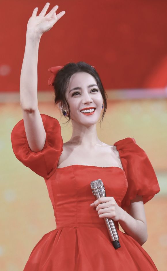 Dilireba in red - iNEWS