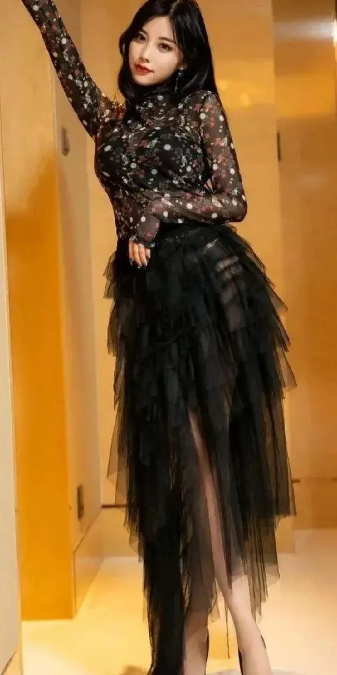 Fashion model Yang Chenchen, charming and enchanting, hot eyes hit ...