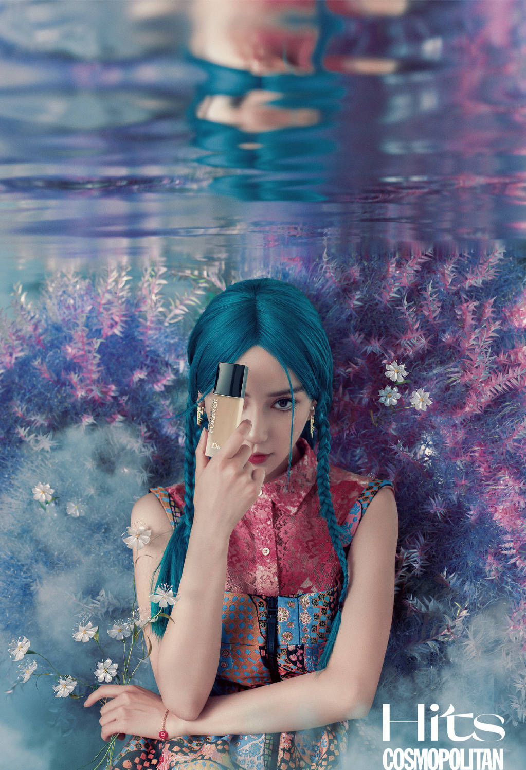 Angelababy's latest cover exposure, blue-haired mermaid, beautiful ...