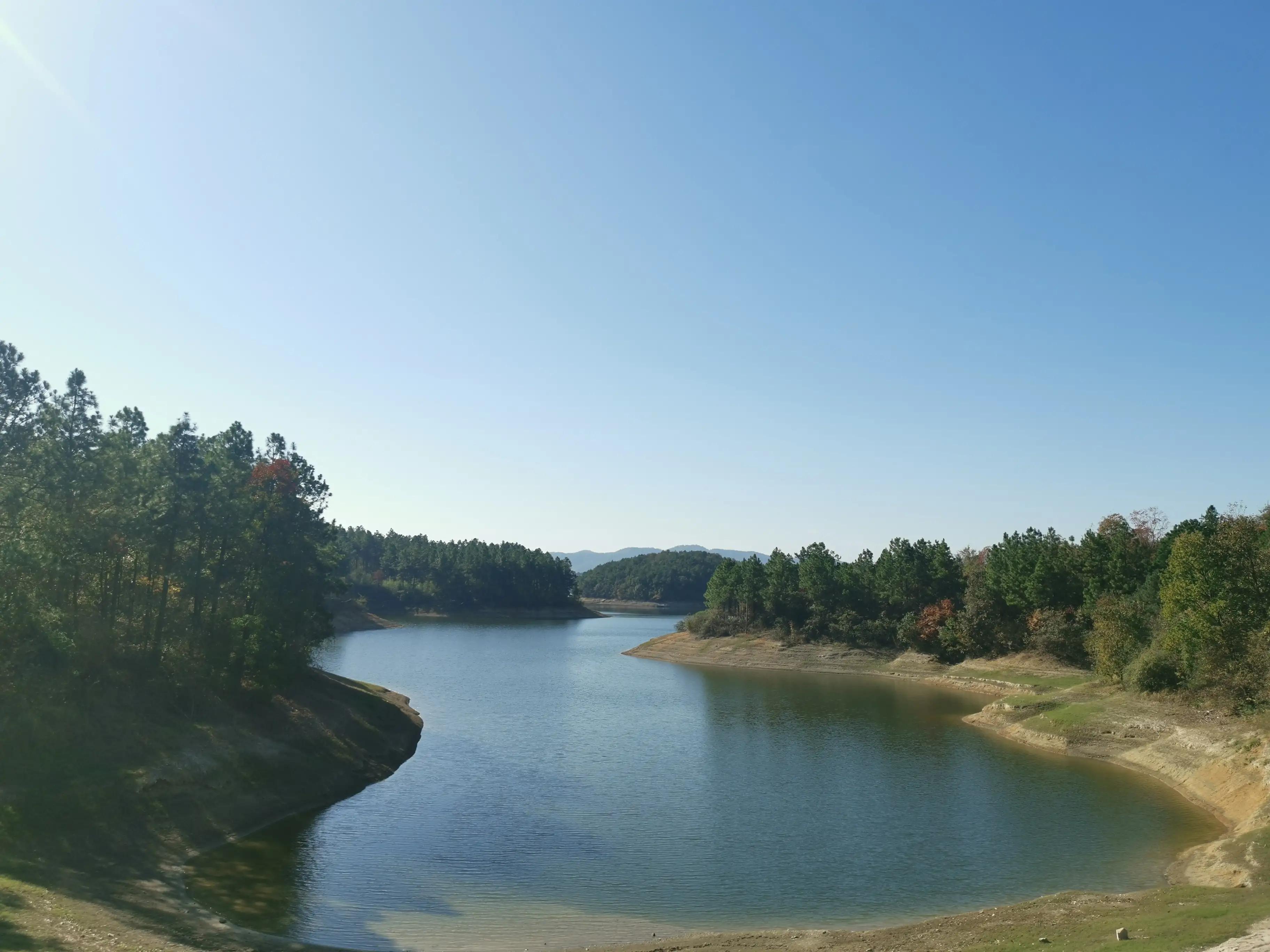 Cycling around the lake in Songzi Wushui Reservoir, Hubei - iNEWS