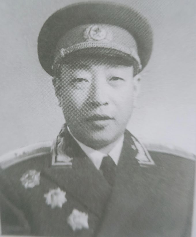 Explain the military rank of Air Force Major General Huang Yukun - iNEWS