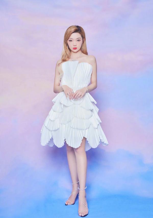 Li Ziting is "fashionable". She wears mussel shells into a skirt and ...