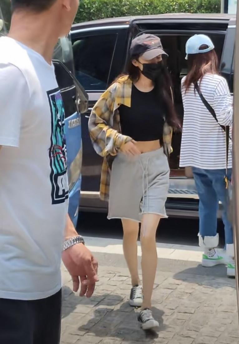 Yang Mi's working life picture exposed, ant waist, chopsticks and legs ...