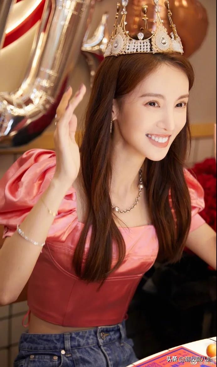 With fair skin and beautiful long legs, Jin Chen is really getting better and better - iNEWS