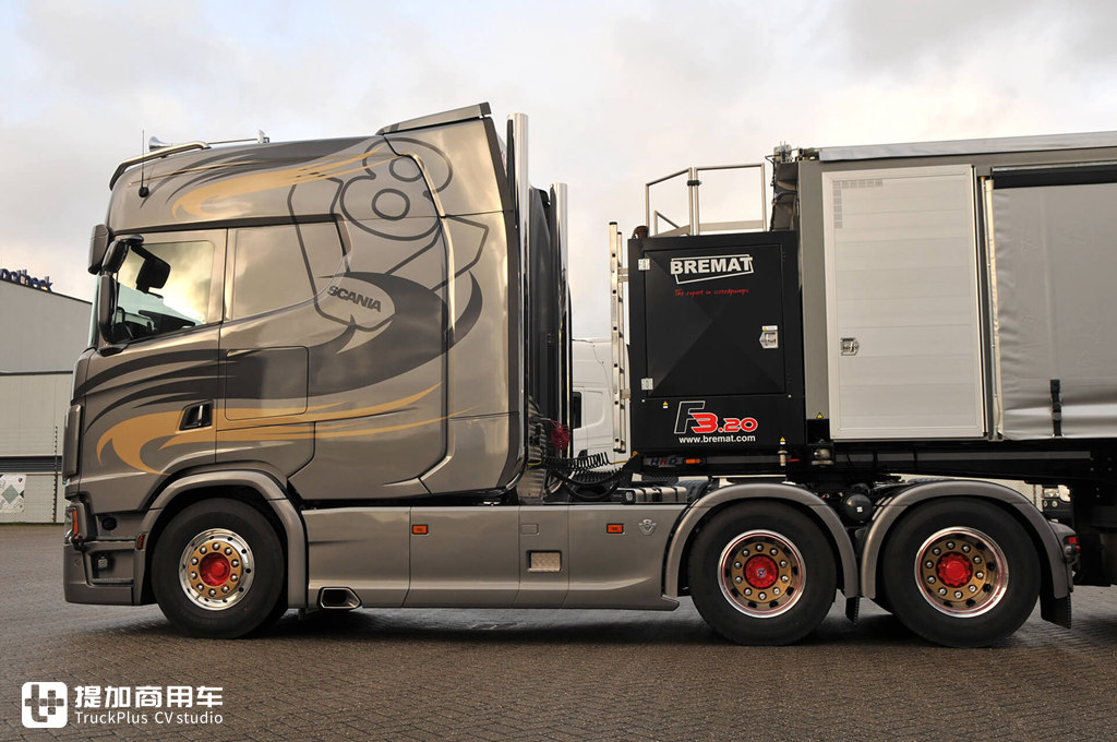 The cab is extended by 1 meter and the interior is super luxurious ...