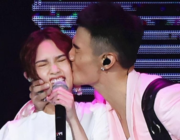 When called Li Ronghao, Rainie Yang's expression was too cute, and she accidentally exposed her ...