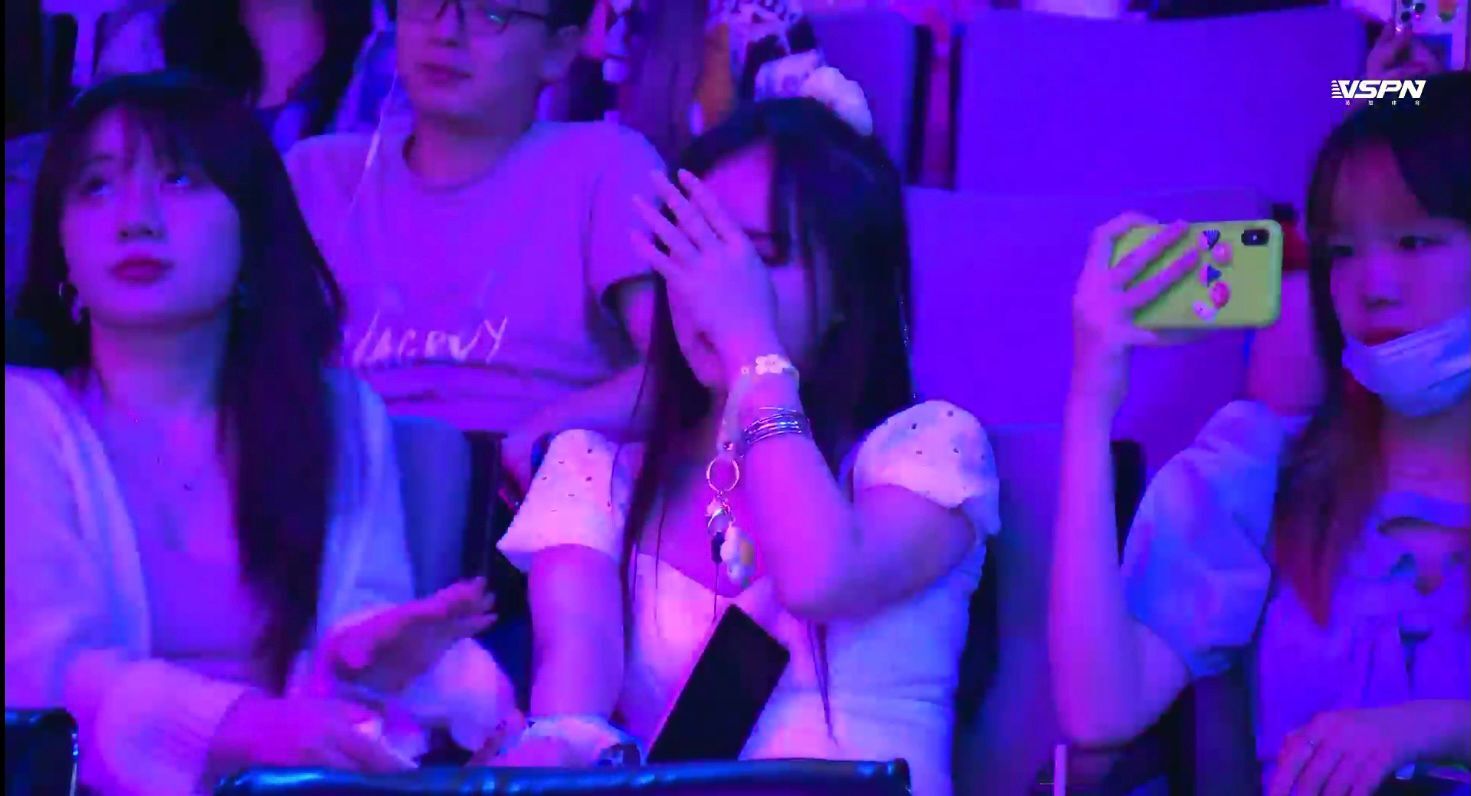 eStarPro就這？女粉絲淚灑現場，AG超玩會零封比賽，最少季軍穩了 - 資訊咖