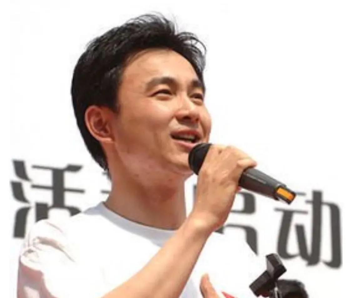 The low-key Dragon TV host Huang Hao - iNEWS