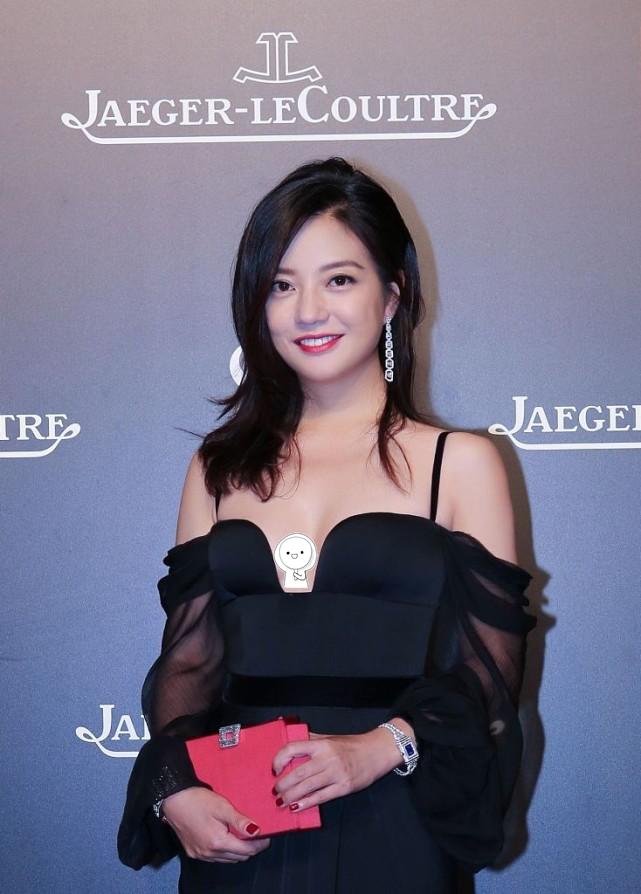 Zhao Wei has a decent life and is rich in gold, with a high-end dress ...