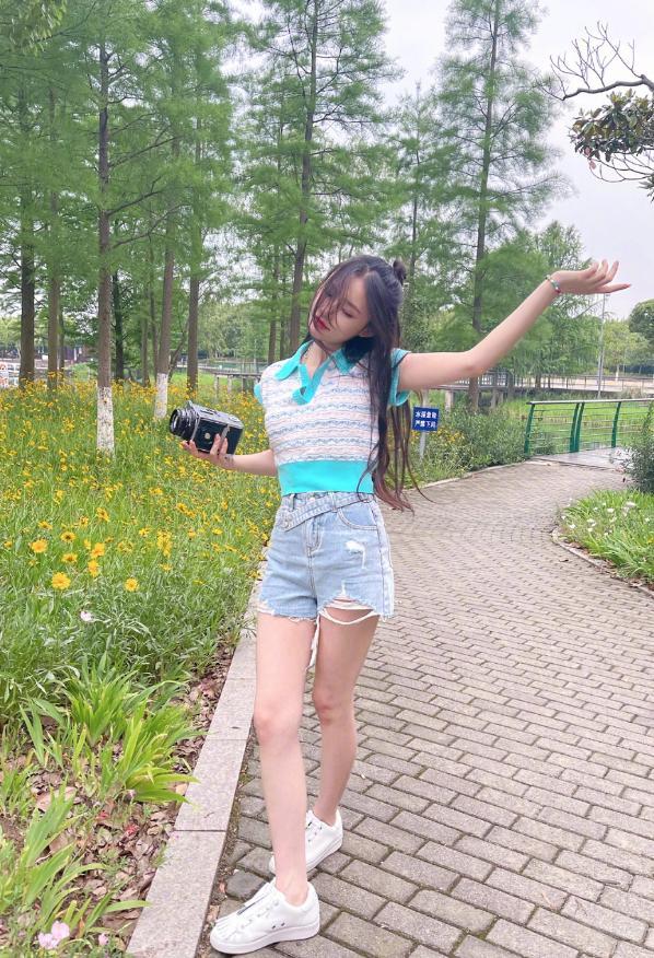 Lin Yun's private photos show her "cream legs" in three-quarter pants ...