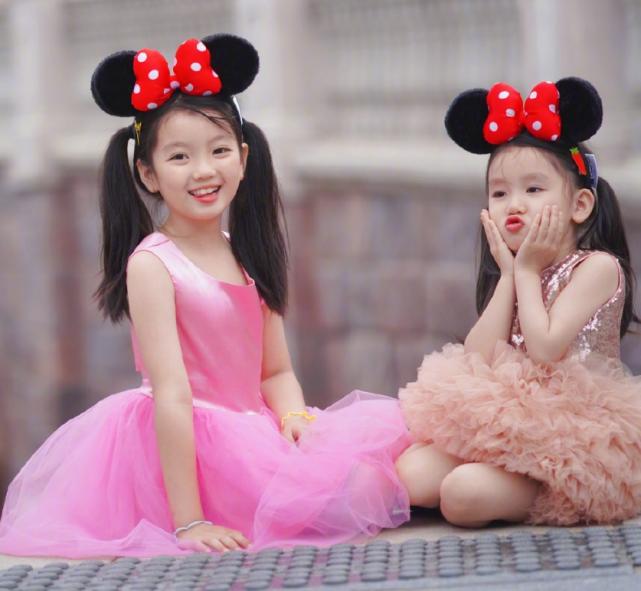 Ala Lei and her sister took pictures in princess dresses. Their eyes ...