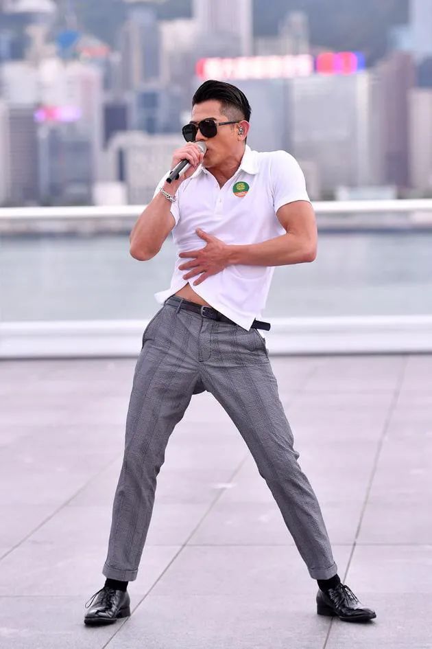 A 53-year-old Aaron Kwok, who has been exercising for 30 years, and his body is always 20 years ...