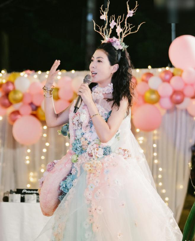 "Taohuawu" catwalk stills are released, Zhou also looks like a model ...